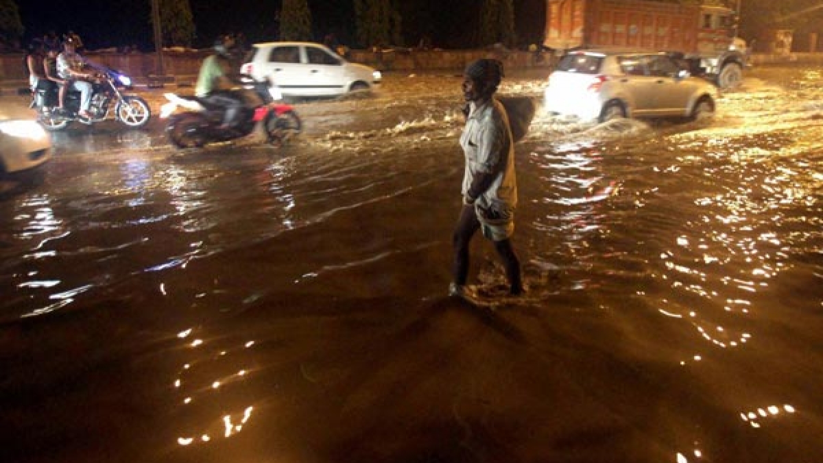 Hundreds evacuated after flooding in Odisha - Oneindia News
