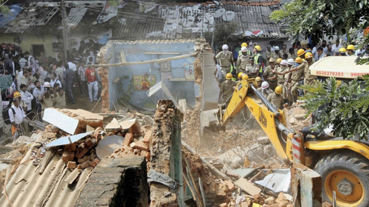 School collapses in Bangalore: 4 killed - Oneindia News