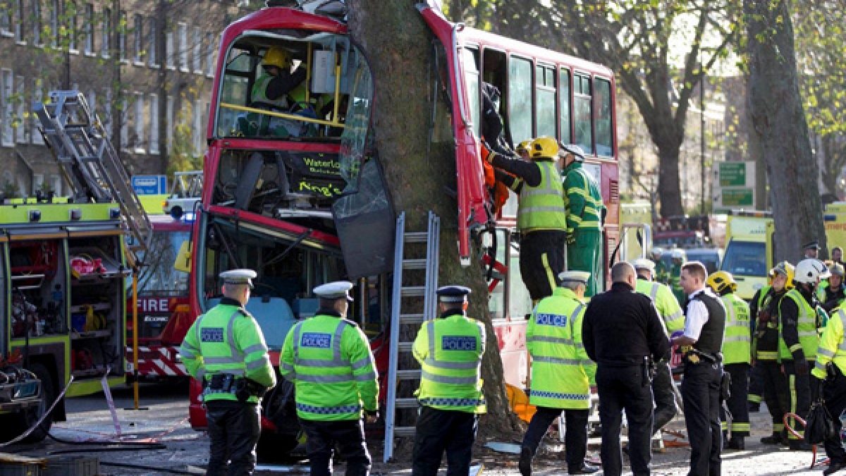 32 injured as double decker hits tree in London - Oneindia News