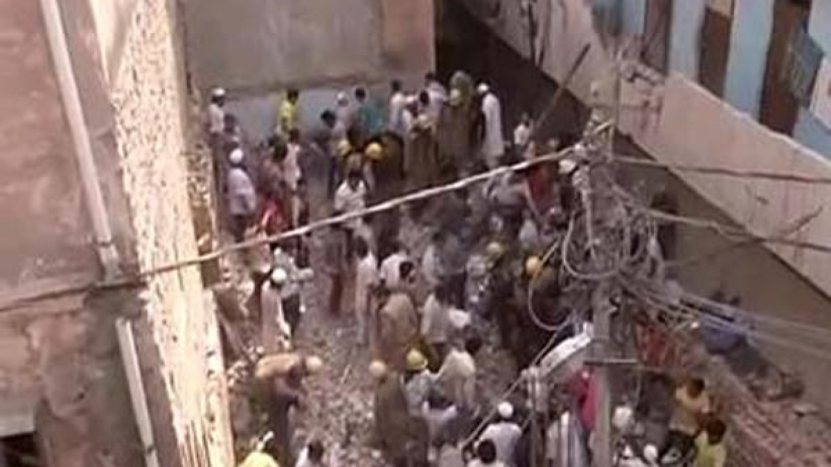 Delhi building collapse: 10 killed - Oneindia News