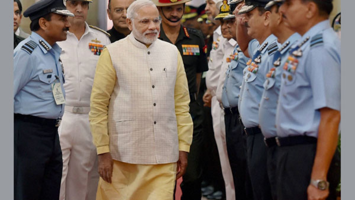 PM Modi salutes personnel on Navy Day - Oneindia News