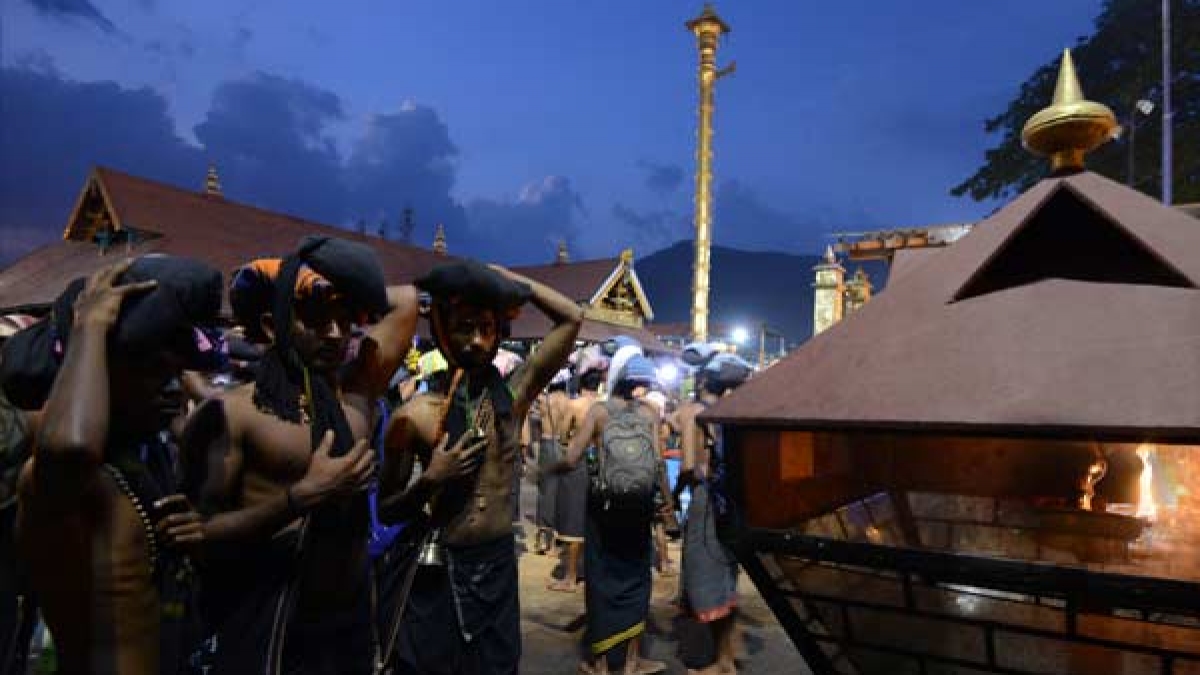 Lakhs of Sabarimala pilgrims witness 'celestial light' - Oneindia News