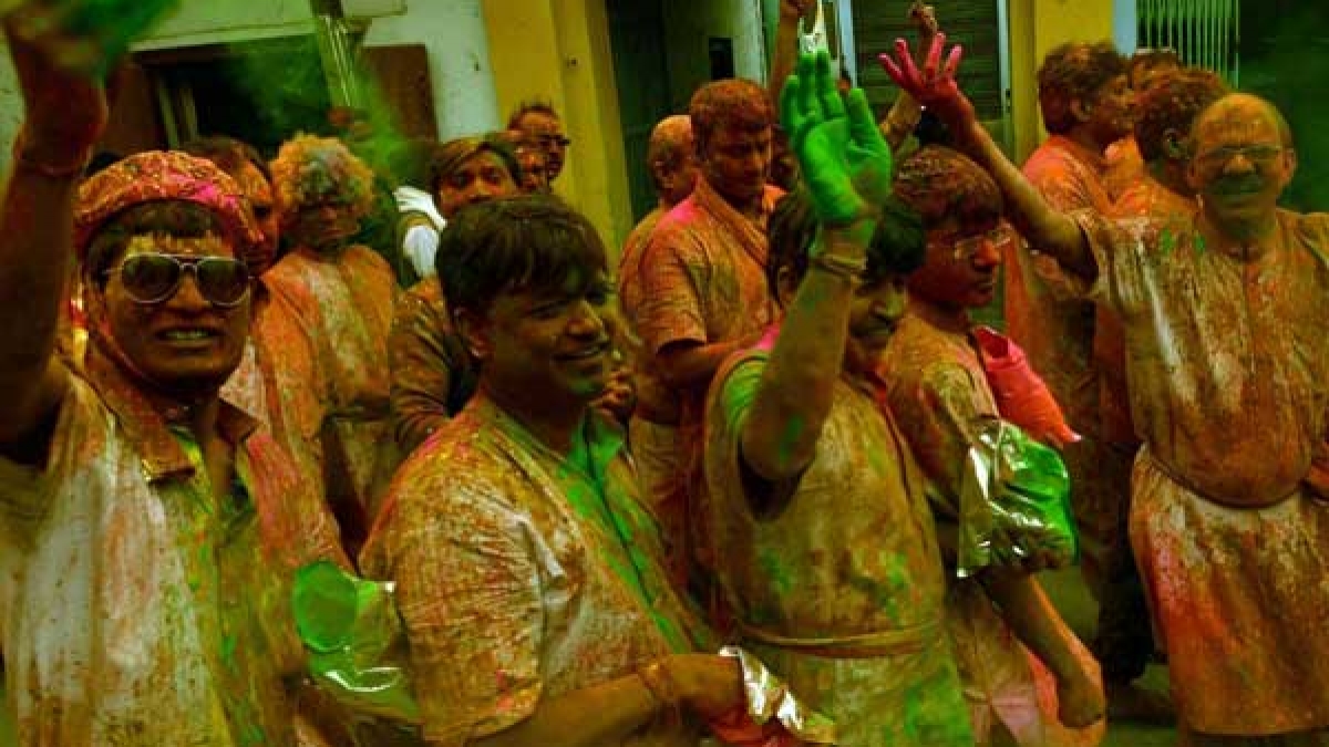 Maha CM urges people to celebrate dry Holi amid water crisis - Oneindia ...