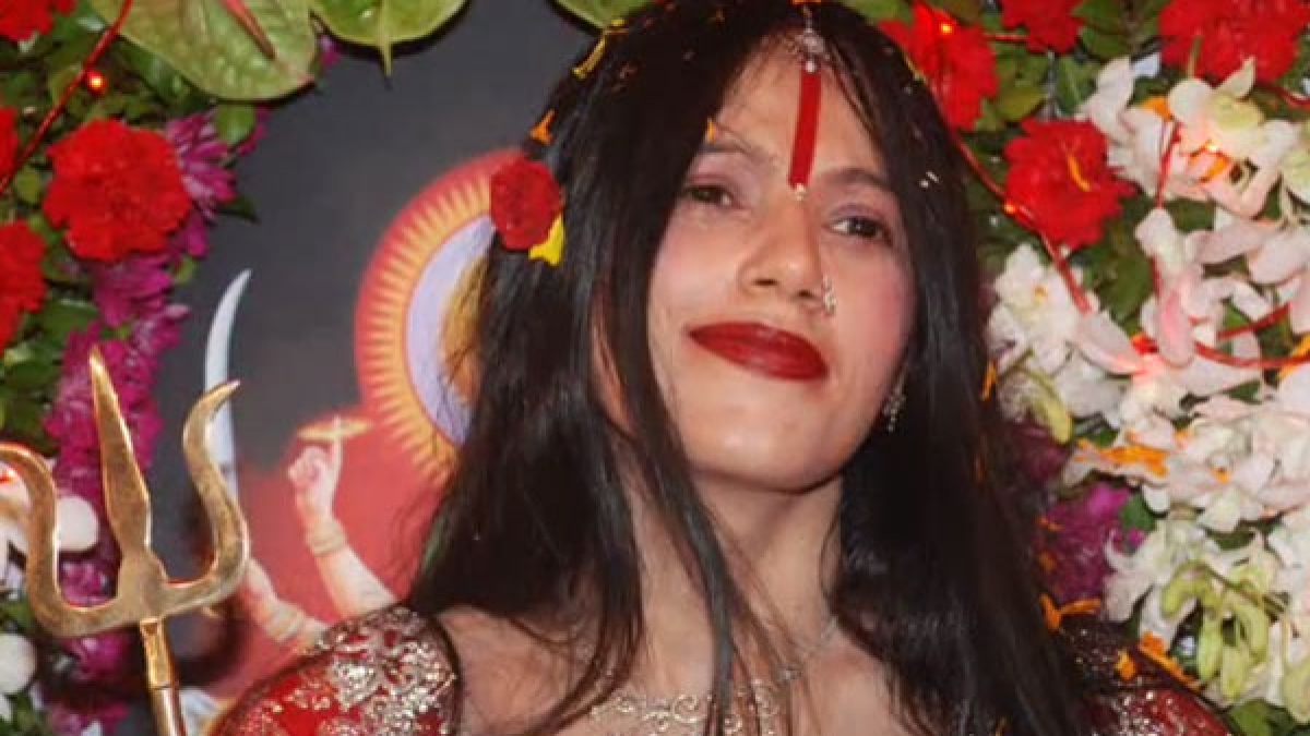 Self-styled godwoman Radhe Maa stays at Aurangabad hotel - Oneindia News