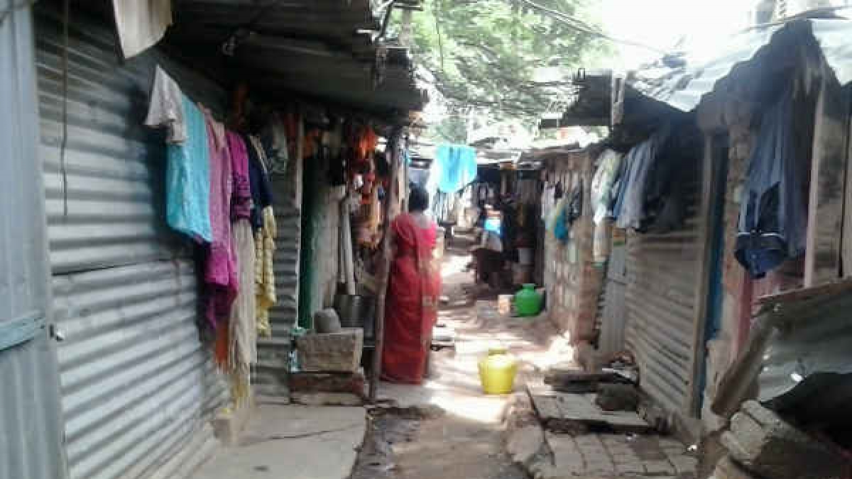 Fadnavis Govt aims to make slums free from open defecation - Oneindia News