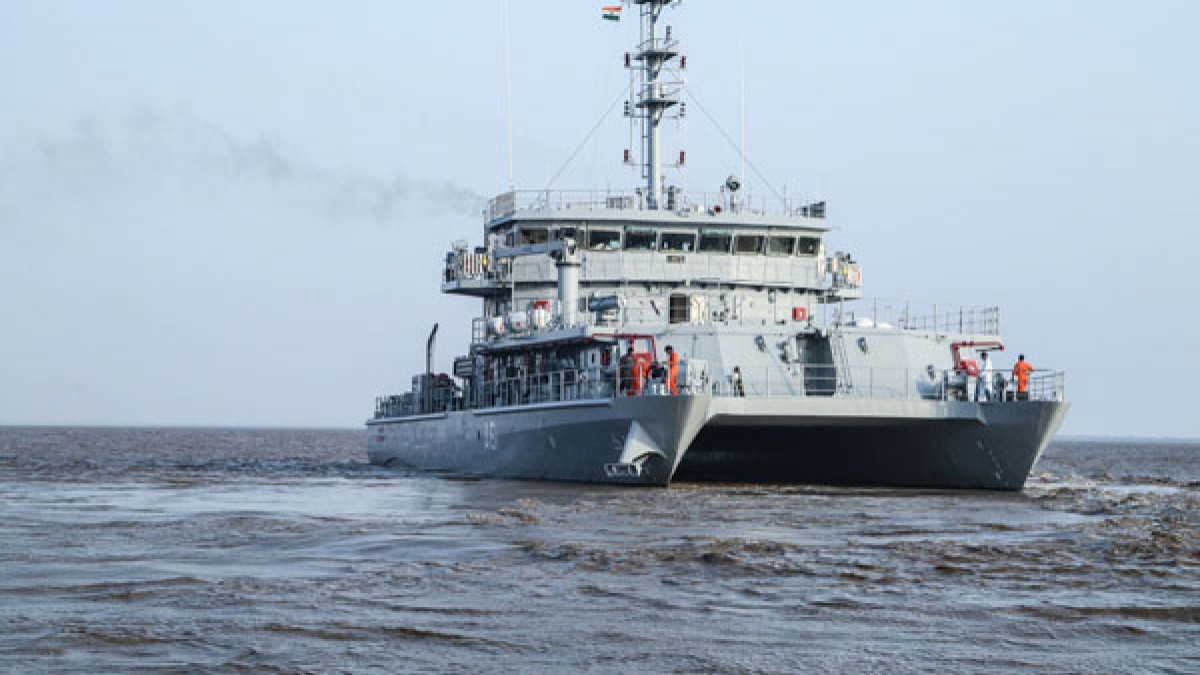 Navy shows off its military might at IFR - Oneindia News