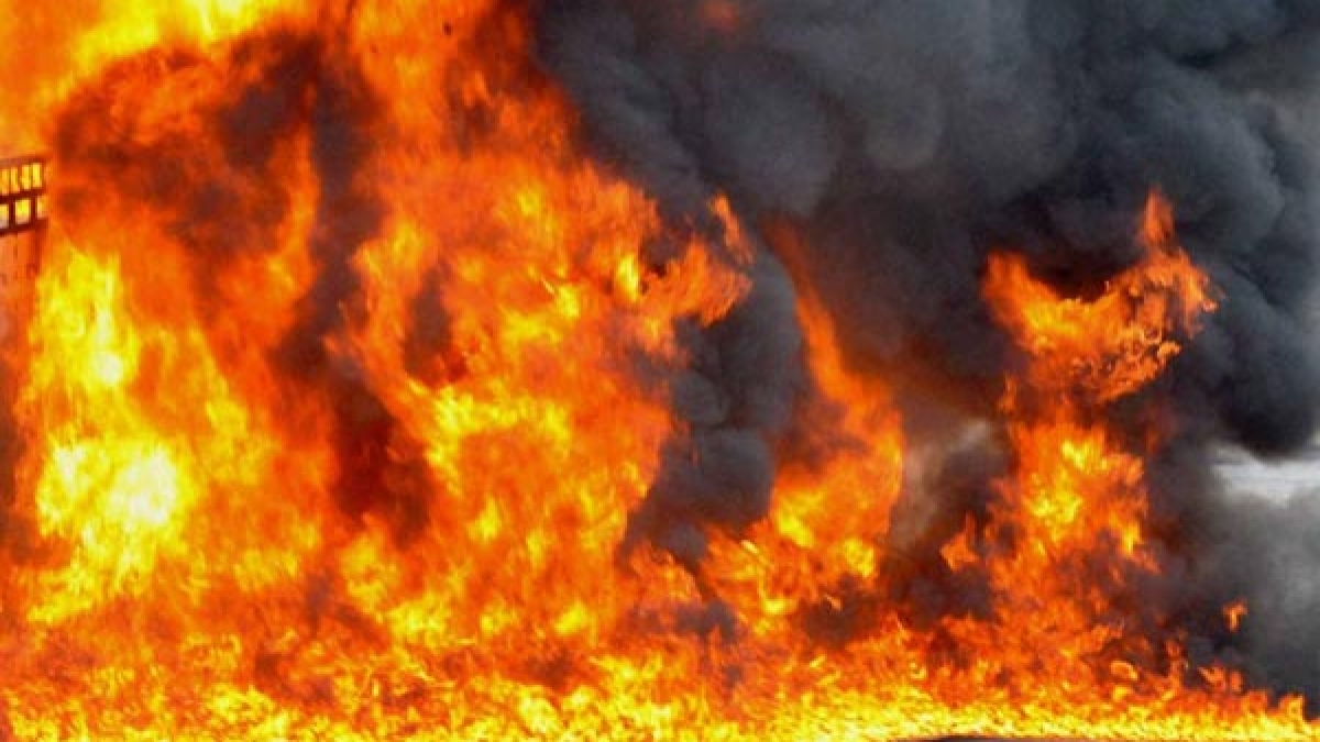 Fire breaks out at a packaging factory in Noida - Oneindia News