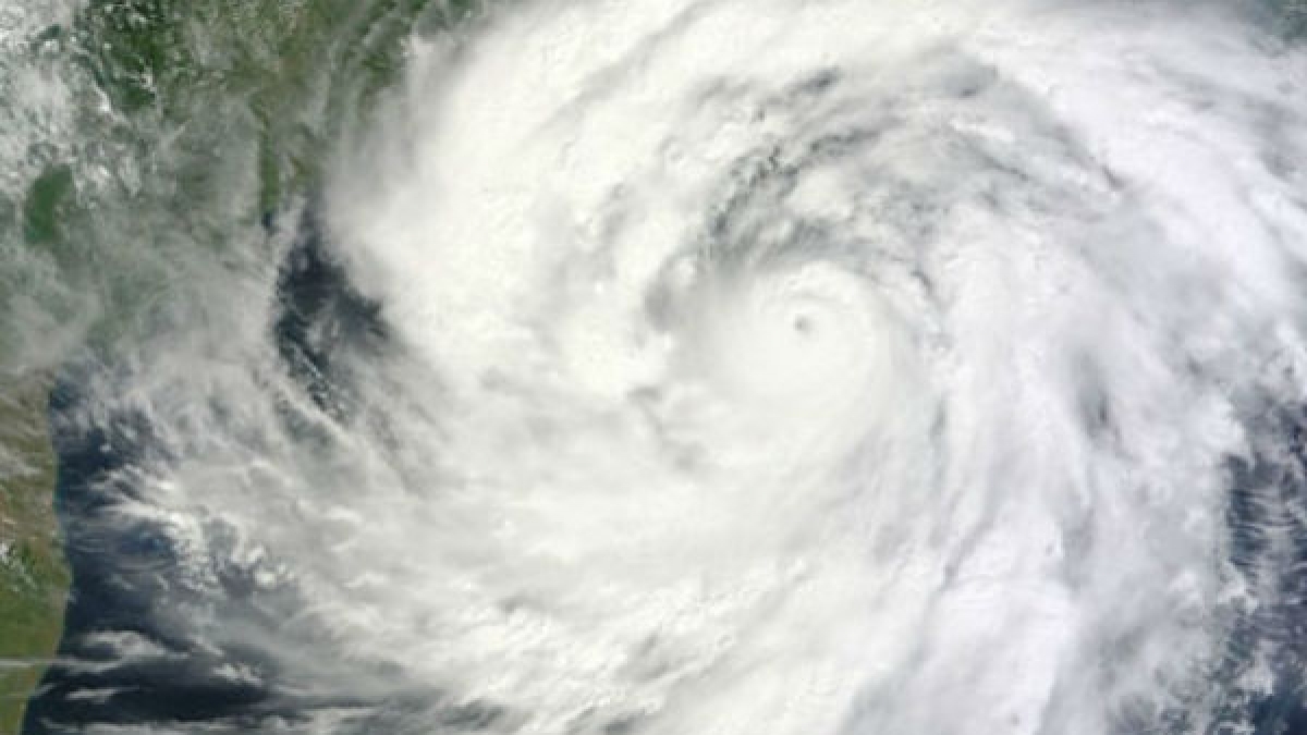 Cyclone Vardah affects 1,850 MW power generation in TN - Oneindia News