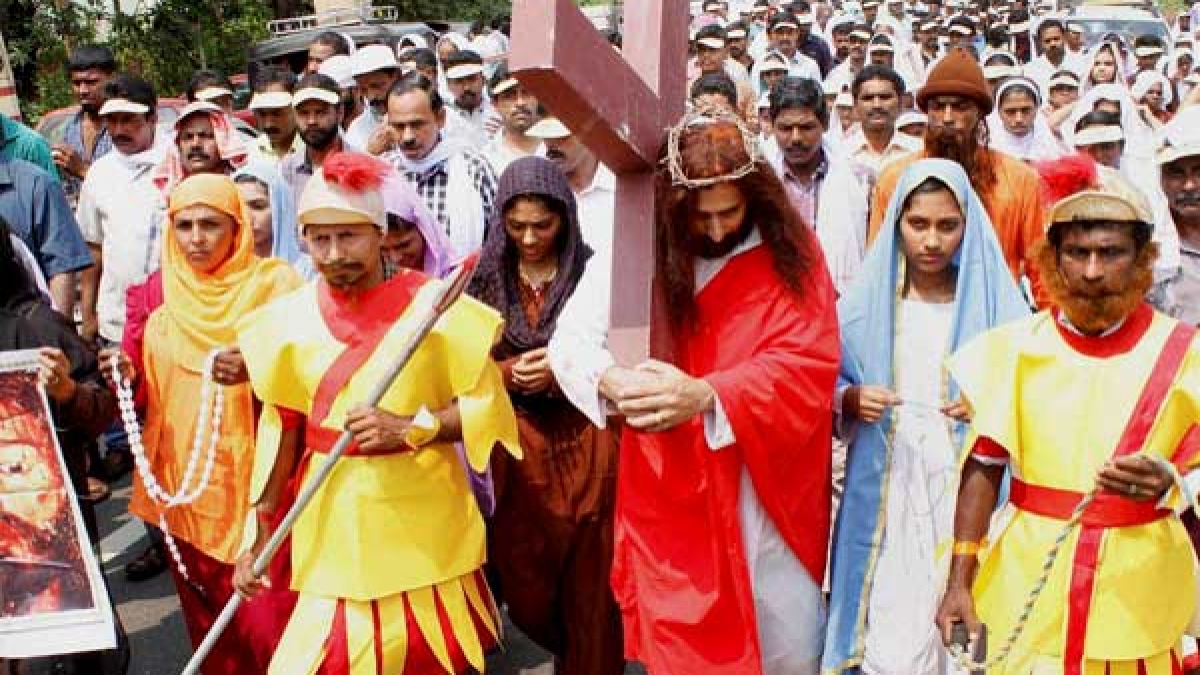 Vested interest desecrate two more holy crosses in Goa - Oneindia News