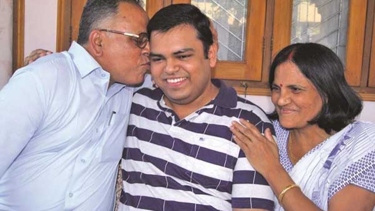 Bihar: After Buxar DM Mukesh Pandey, OSD commits suicide - Oneindia News