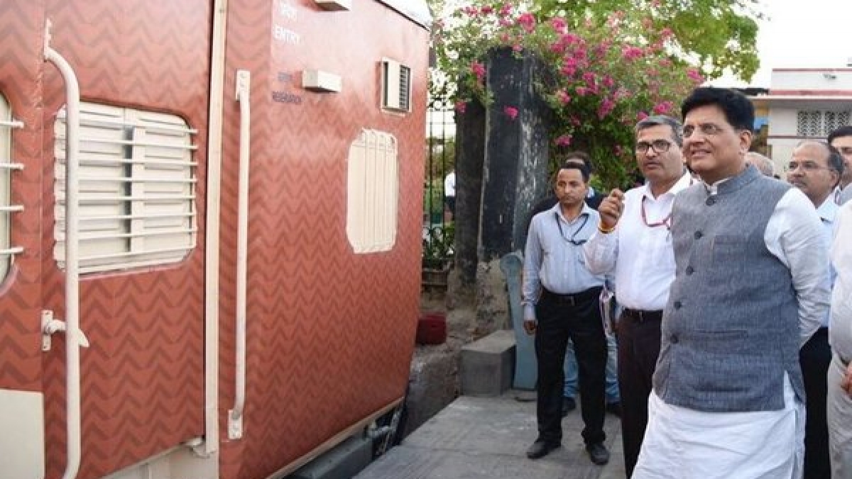 Railways tries out new color scheme on ICF design sleeper coaches ...