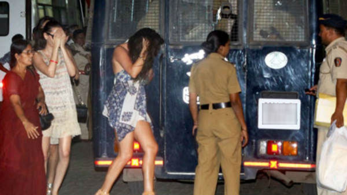 150 detained for rave party, released - Oneindia News