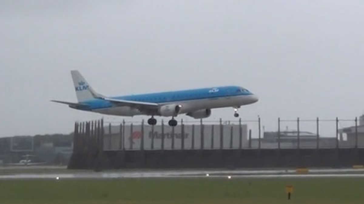 Big wibbly-wobbly plane makes nervous landing in strong wind - Oneindia ...