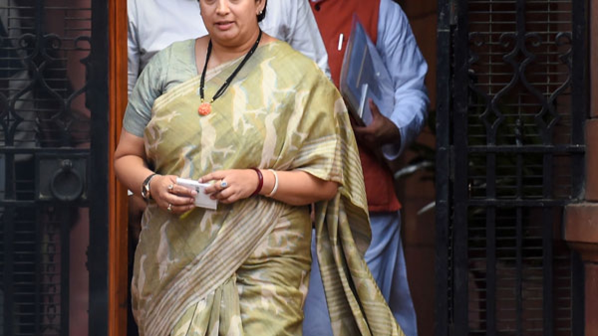 Extremely kind: Smriti Irani is all praise for Maneka Gandhi - Oneindia ...