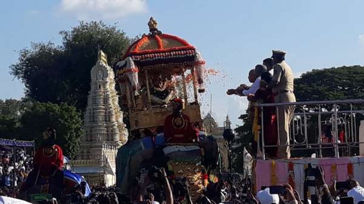 Majestic 'Jumbo savari' marks Mysuru Dasara grand finale - Oneindia News