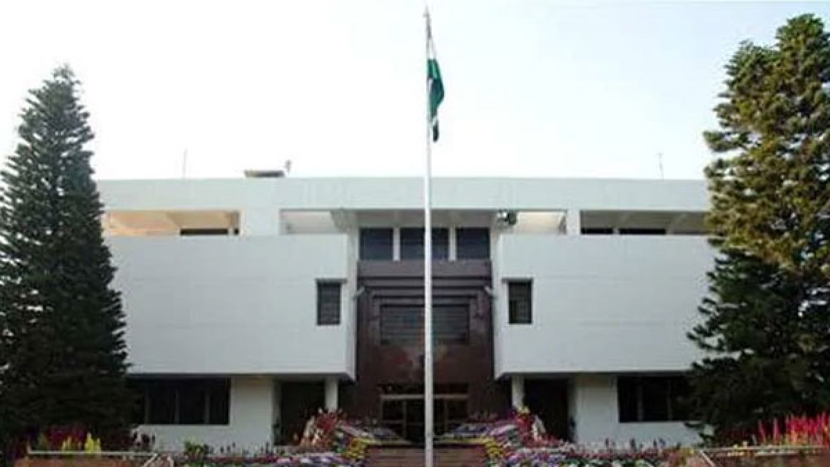Pak tells 12 Indian Embassy staff to quarantine over COVID-19 positive ...