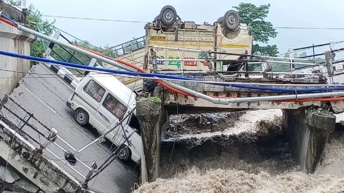 Uttarakhand: Road caves in, Rani Pokhari Bridge collapses as heavy ...