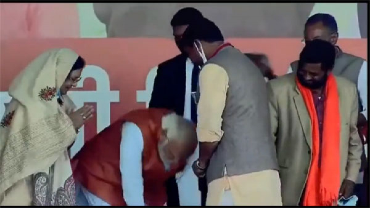 Watch viral video of PM Modi touching Unnao BJP president’s feet ...