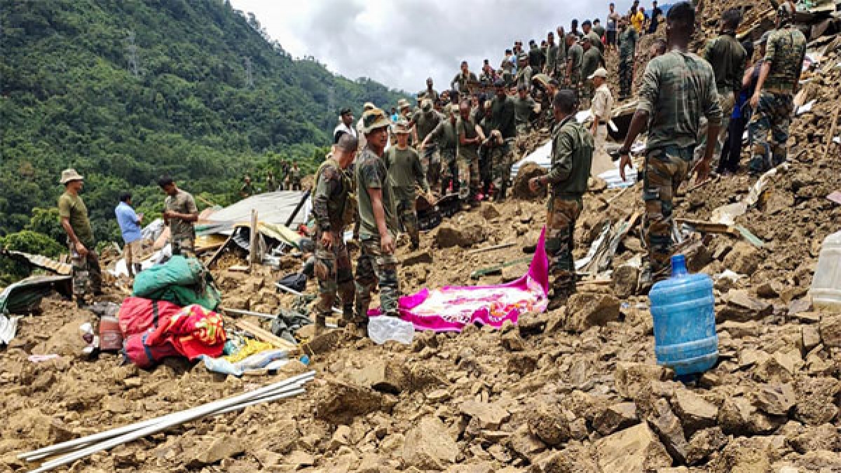 Manipur landslide: Toll rises to 10, several feared trapped - Oneindia News