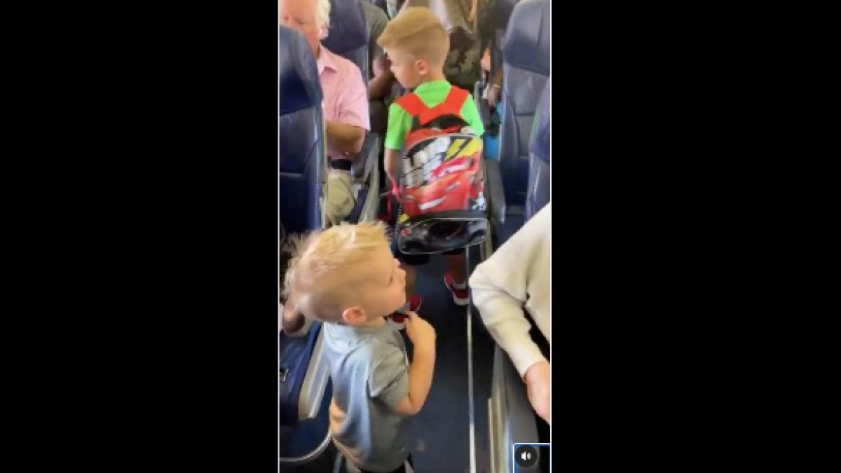 Little boy greets every passenger onboard a flight, Internet is all ...