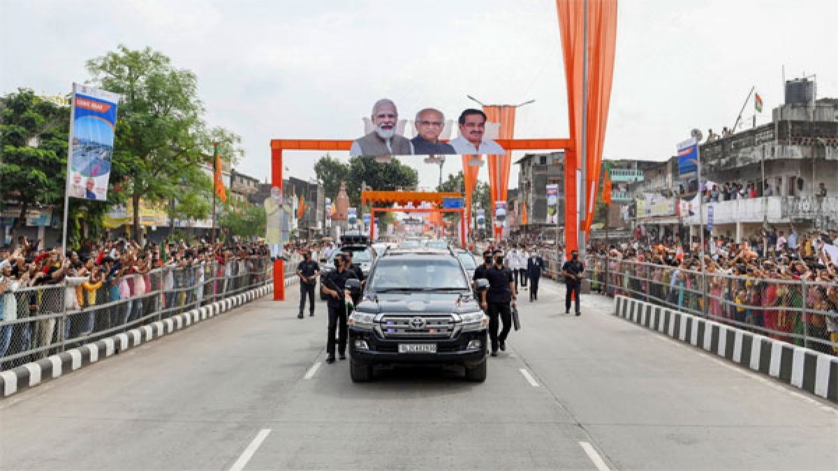 Over 50,000 locals throng routes as PM Modi holds roadshows in Surat ...