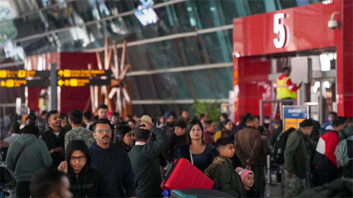 MHA convenes high-level meet over Delhi Airport chaos - Oneindia News