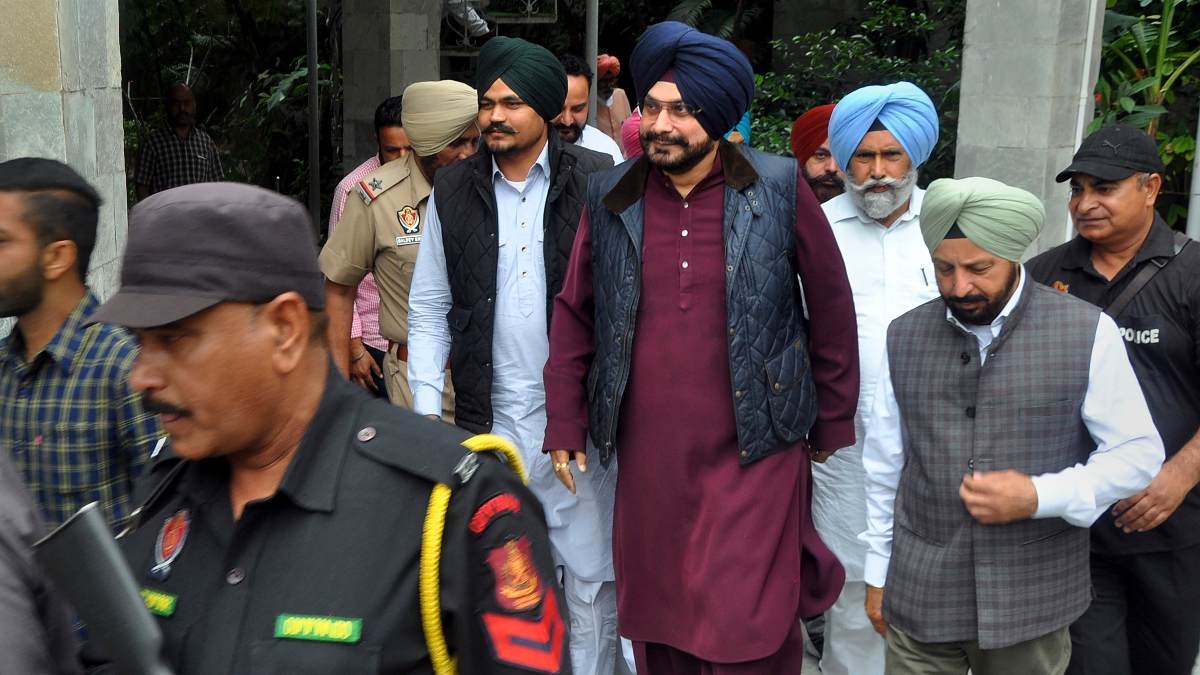 Sidhu at Moose Wala house, questions law & order situation in Punjab ...