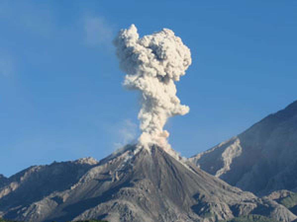 Surprise volcano eruption leaves 5 dead - Oneindia News
