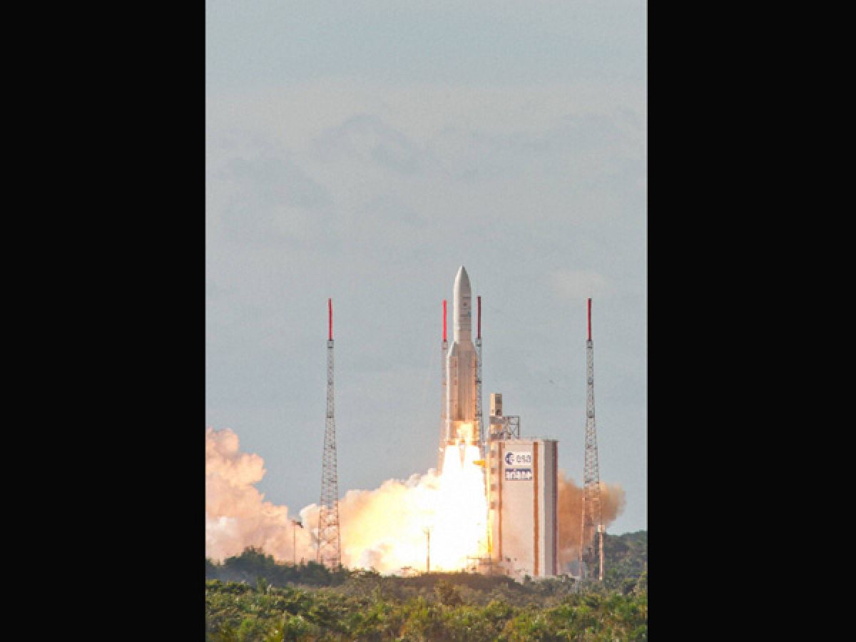 Advanced weather satellite INSAT-3D successfully launched - Oneindia News