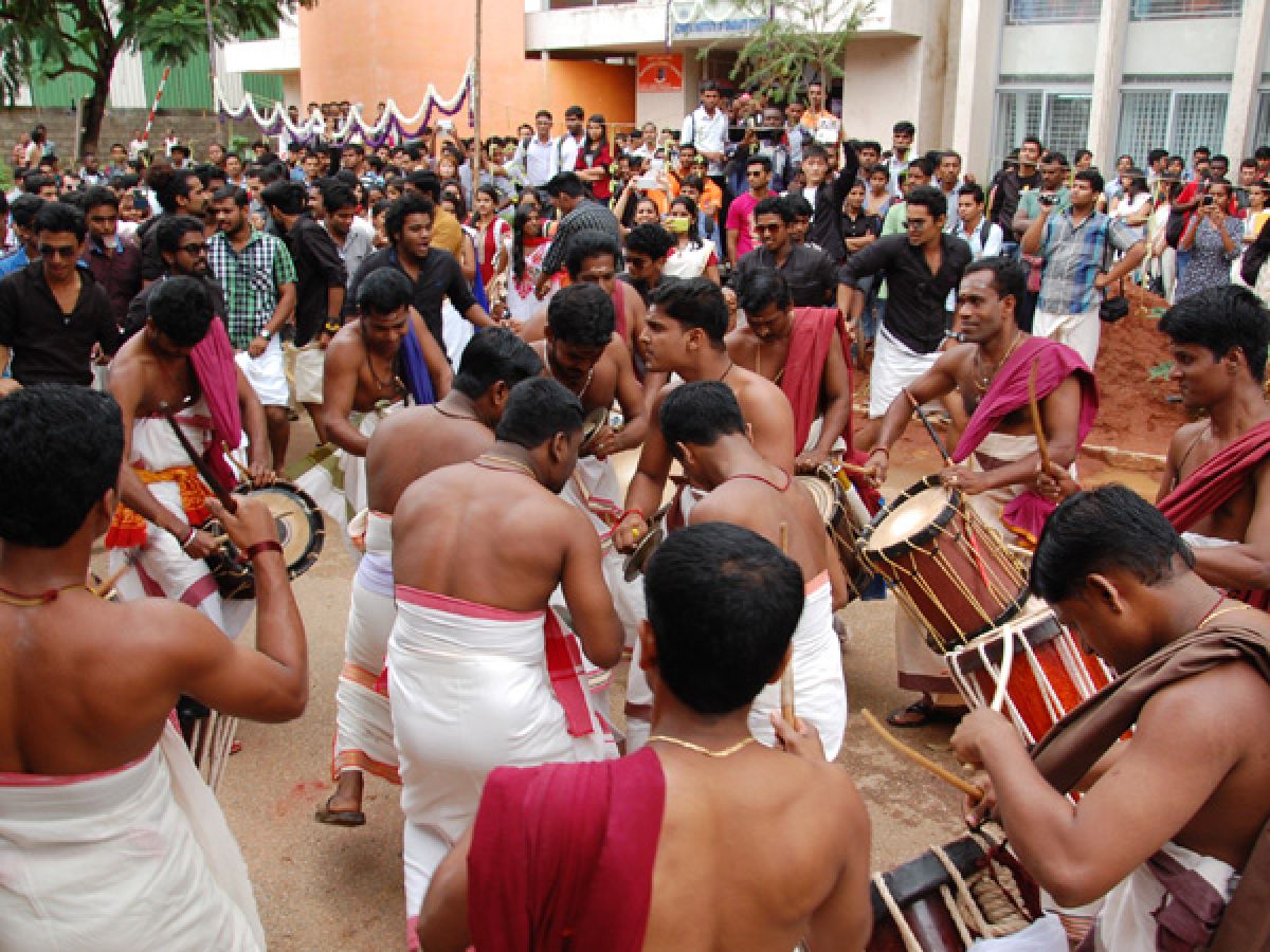 Bangalore's college students celebrate Onam (in pics) - Oneindia News
