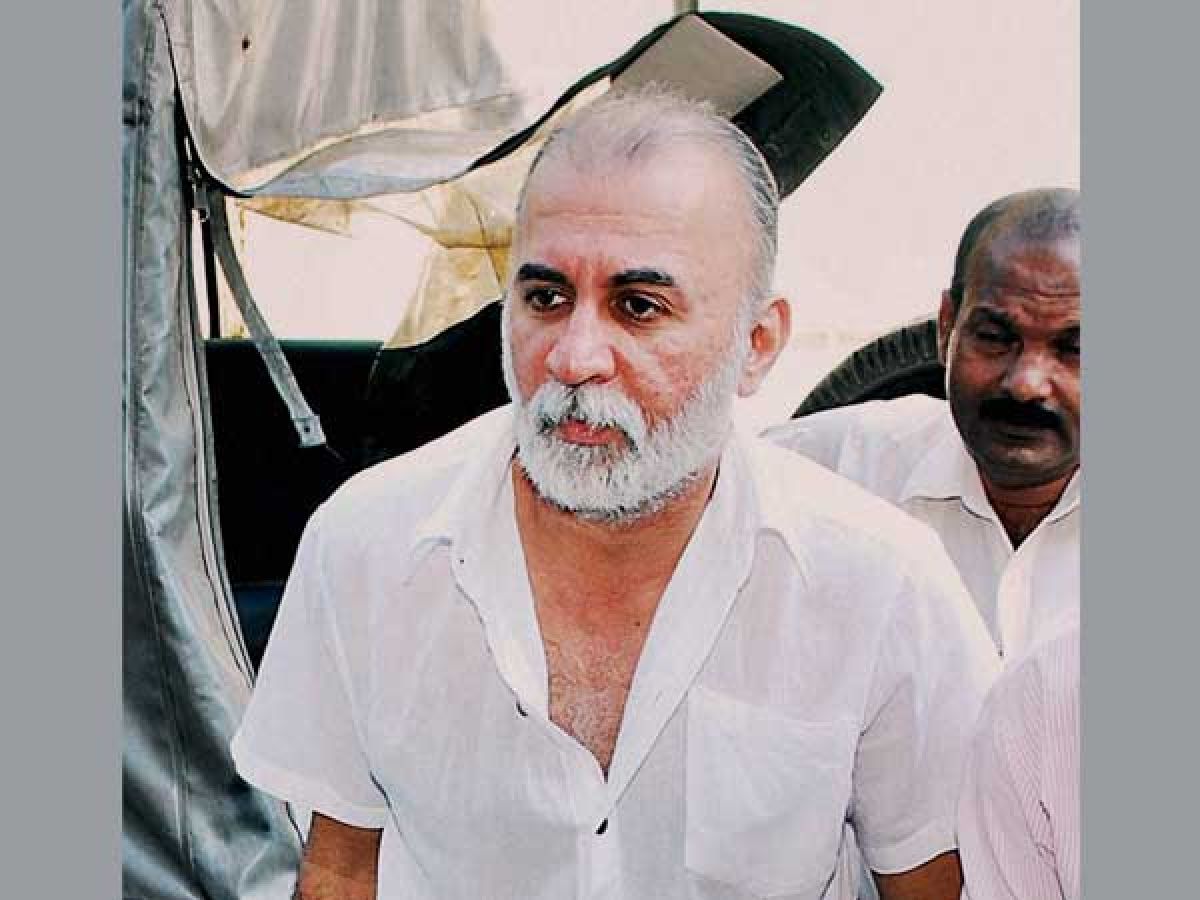 Tejpal gets SC relief but fails to attend mom's cremation - Oneindia News