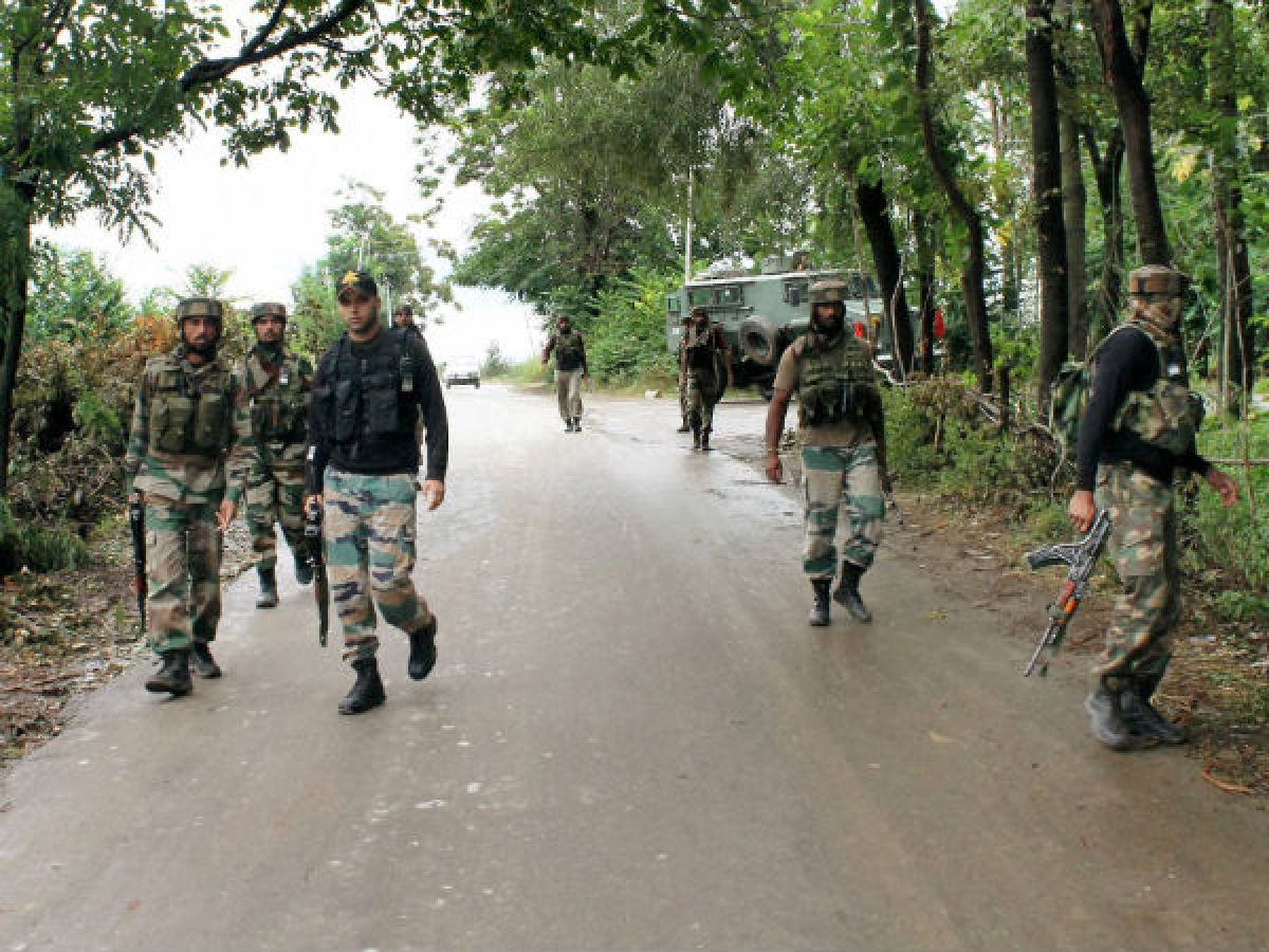 Pakistan opens fire on international border in Jammu - Oneindia News