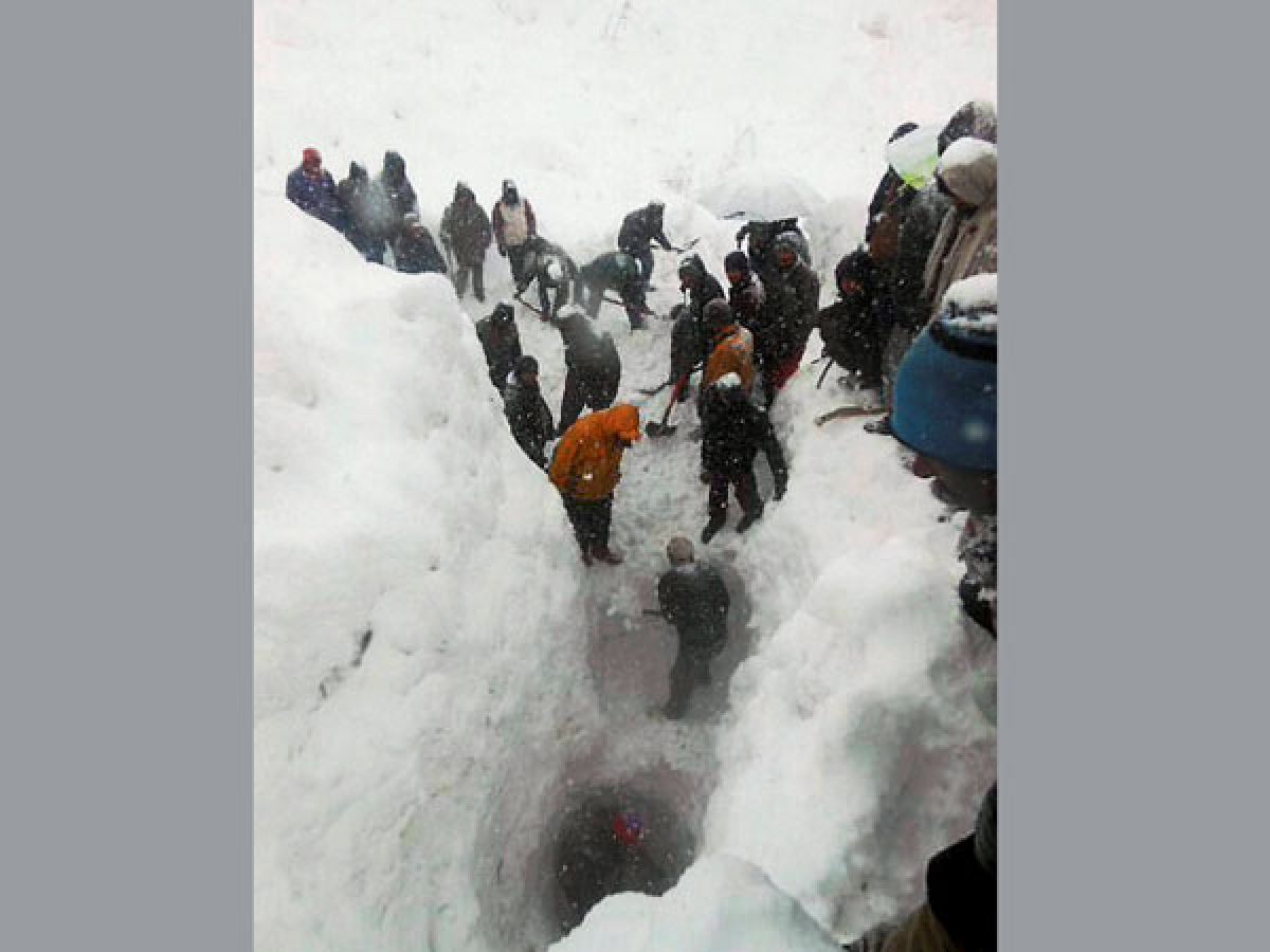 Dead bodies of three Indian recovered in Nepal avalanche - Oneindia News