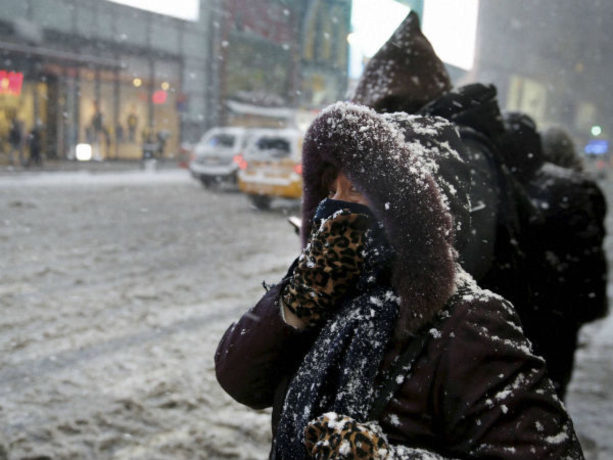 Massive snowstorm hits northeast US, life affected - Oneindia News