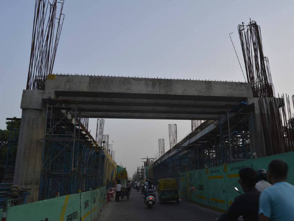 1 killed and 4 injured in Lucknow bridge collapse - Oneindia News