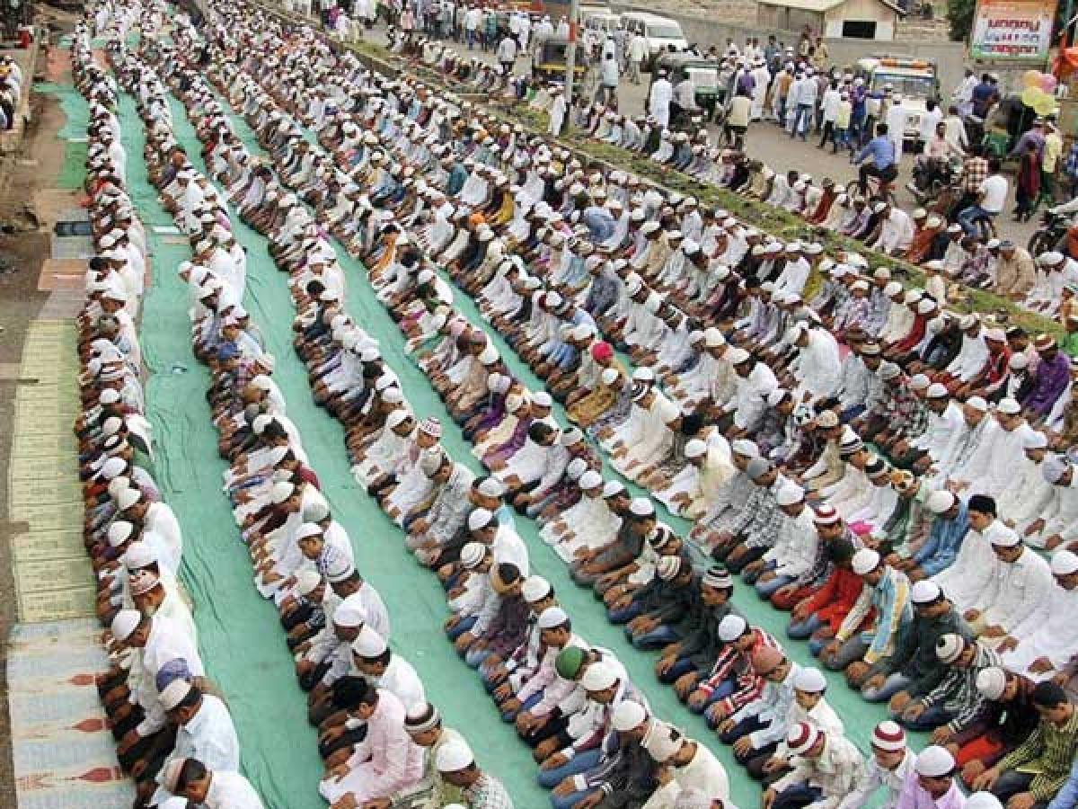 Women to offer Eid 'namaz' for first time in Eidgah - Oneindia News