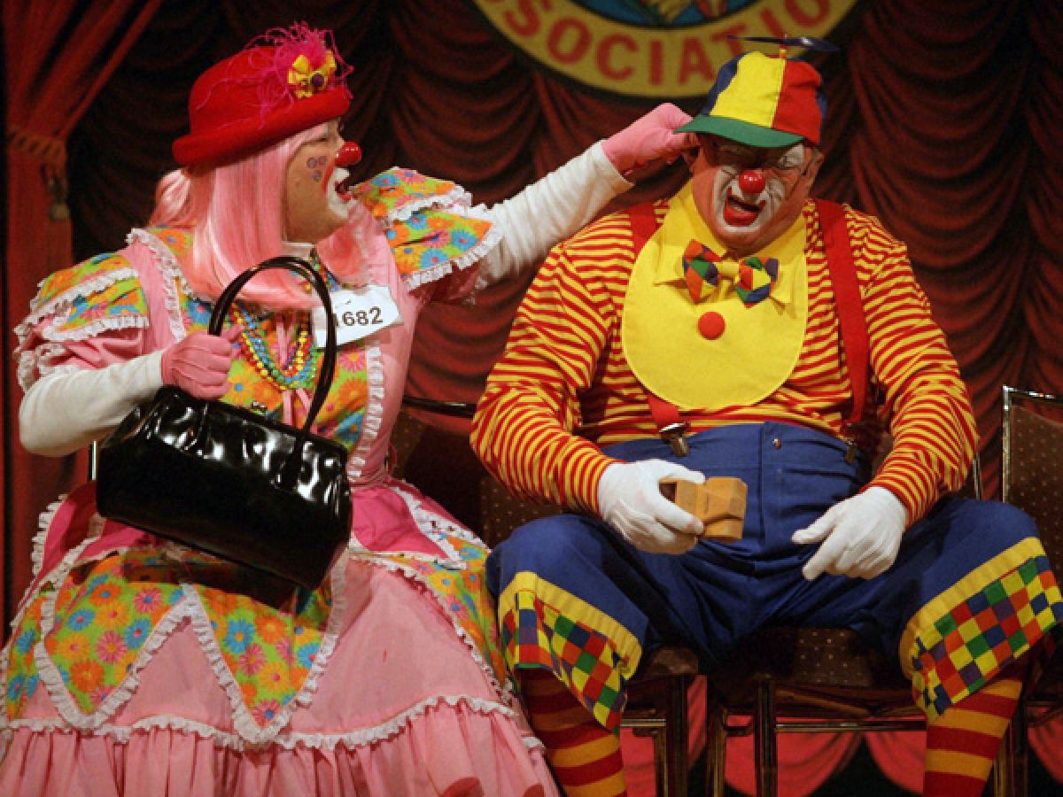 Creepy clown sightings spread to Australia - Oneindia News