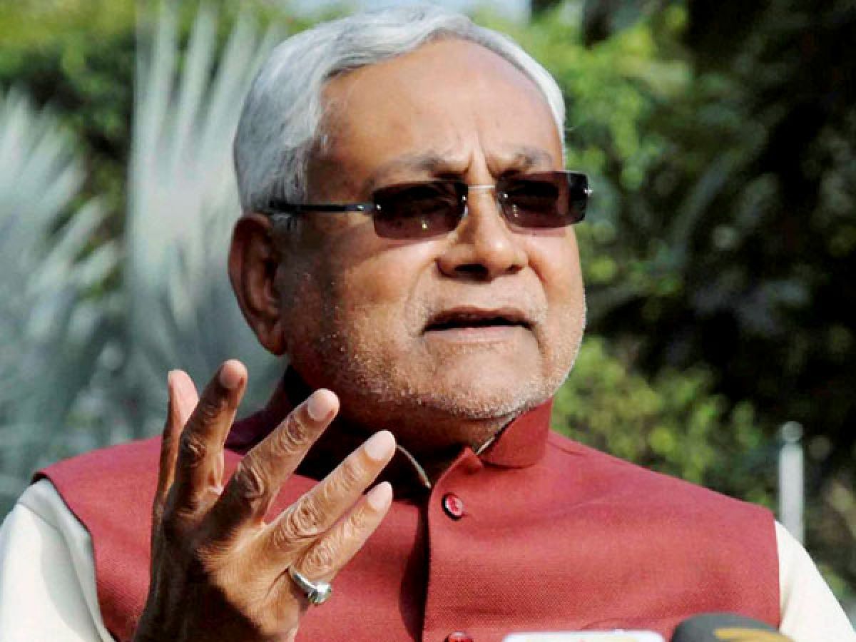 Bihar CM Nitish Kumar refuses to remove red beacon from his car ...