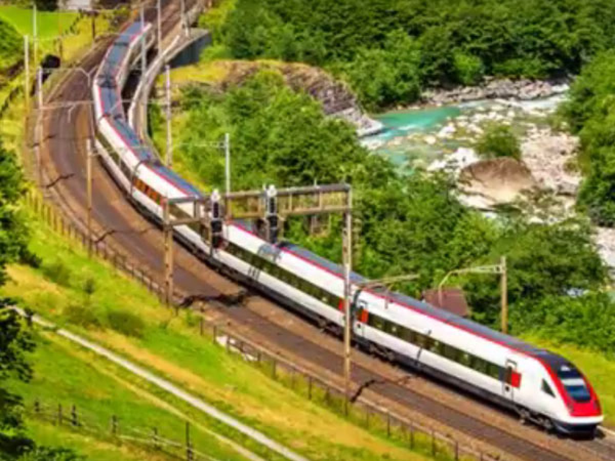 Soon Swiss-like tilt-trains to hit tracks in India - Oneindia News
