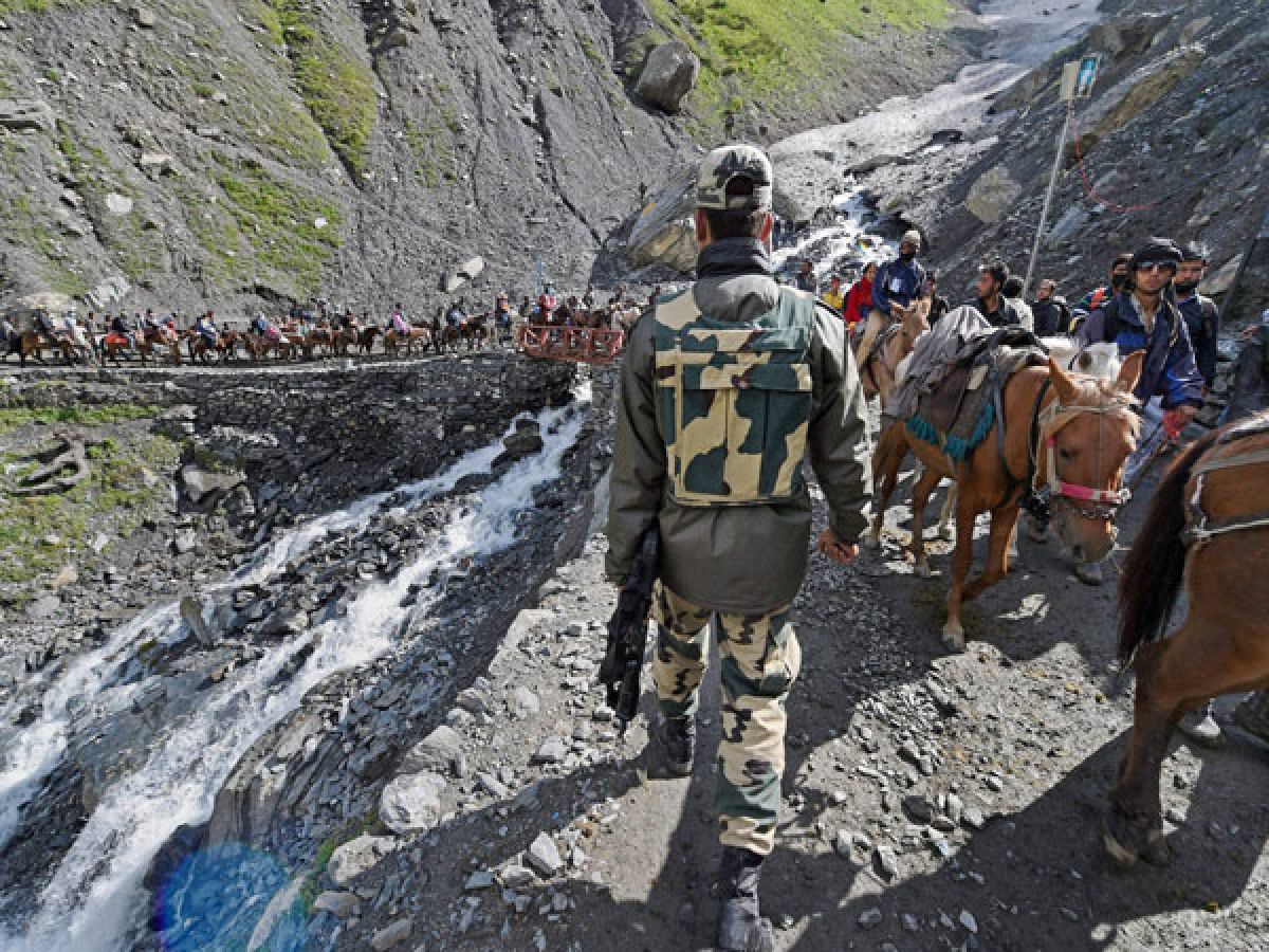 Amarnath Yatra resumes from Pahalgam route - Oneindia News
