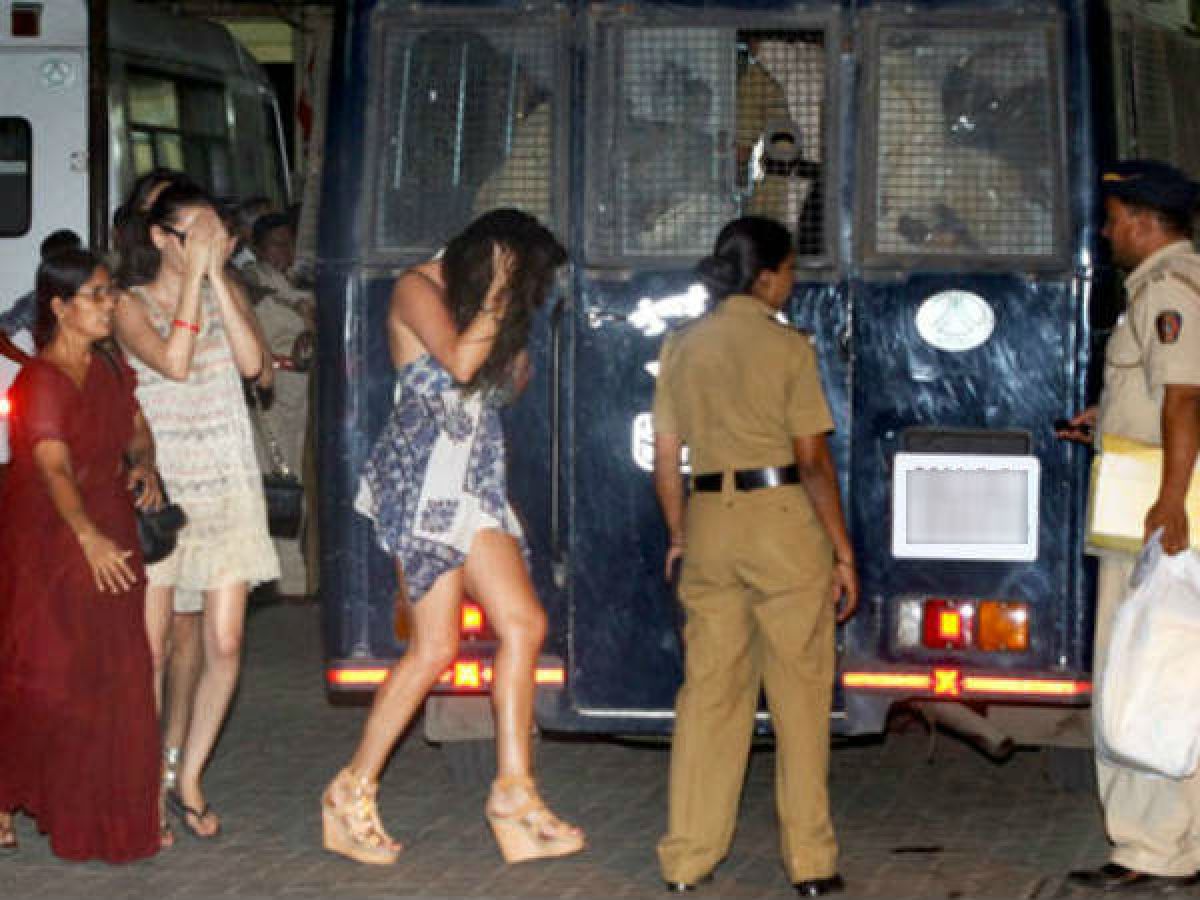 150 detained for rave party, released - Oneindia News