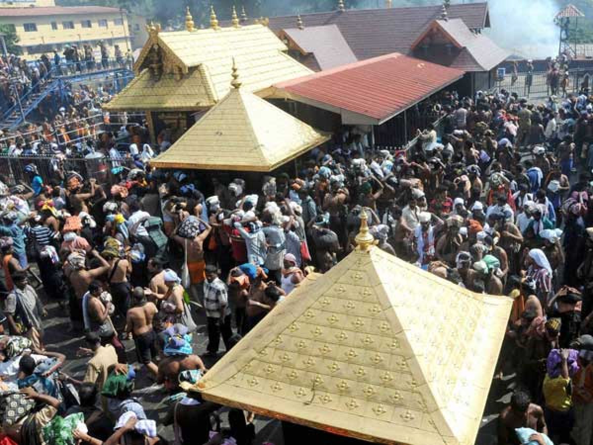 SC throws open doors of Sabarimala Temple to women - Oneindia News