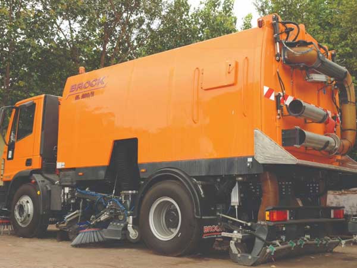 Mechanical sweeping begins at Noida - Oneindia News