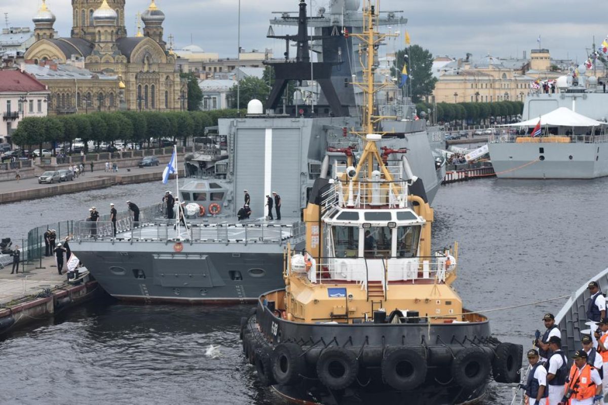 INS Tarkash reaches St. Petersburg - Oneindia News