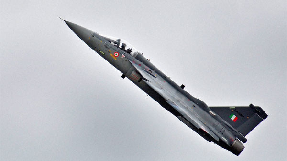 LCA Tejas' lands on Indian Navy’s aircraft carrier INS Vikramaditya for ...