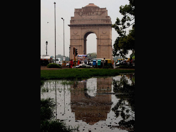 Pics | India | struggles to cope with | heavy rain - Oneindia News