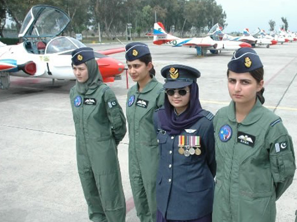 Pak's women changing trends, 'flying' high - Oneindia News