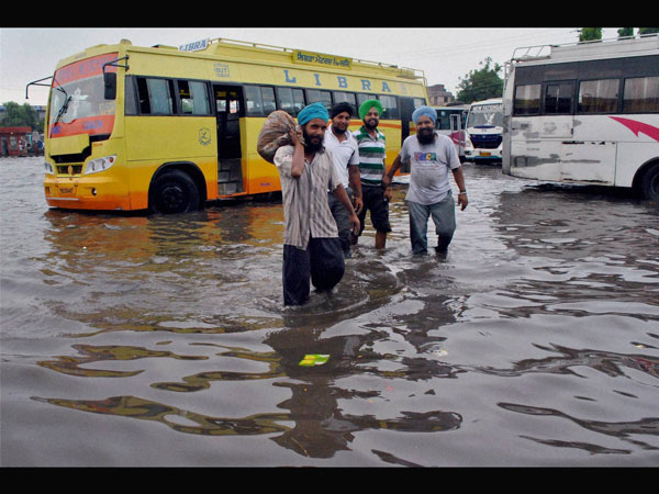 India hit by heavy rain and thundershowers (in Pics) - Oneindia News