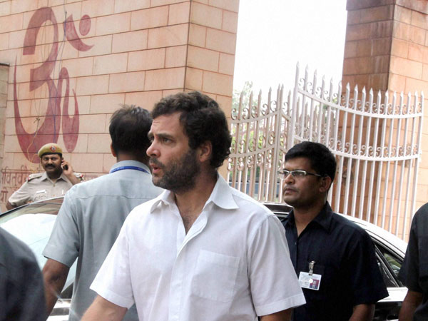 Arun Nehru cremated, Sonia's grandson performs final rites - Oneindia News