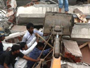 Bangalore: Underconstructed building collapses, 20 injured - Oneindia News